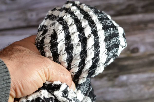 El keffiyeh palestino, una bufanda blanca y negra claramente estampada ...