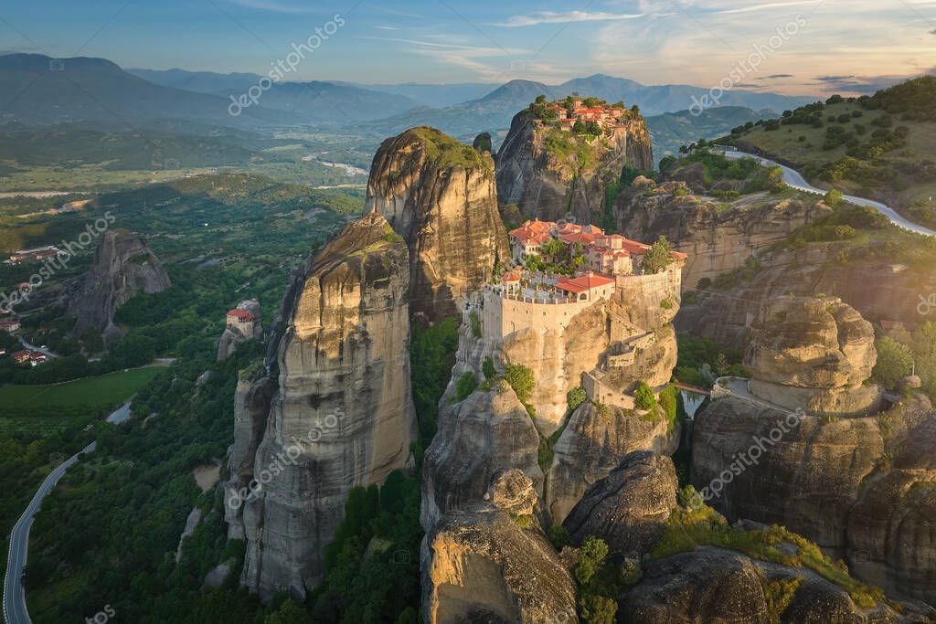 Vista aérea del complejo del monasterio de Meteora sobre rocas ...