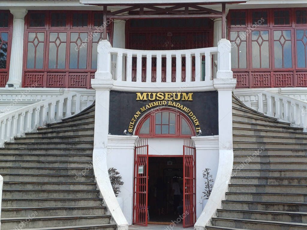 La gran entrada al Museo Sultan Mahmud Badaruddin II en Palembang ...