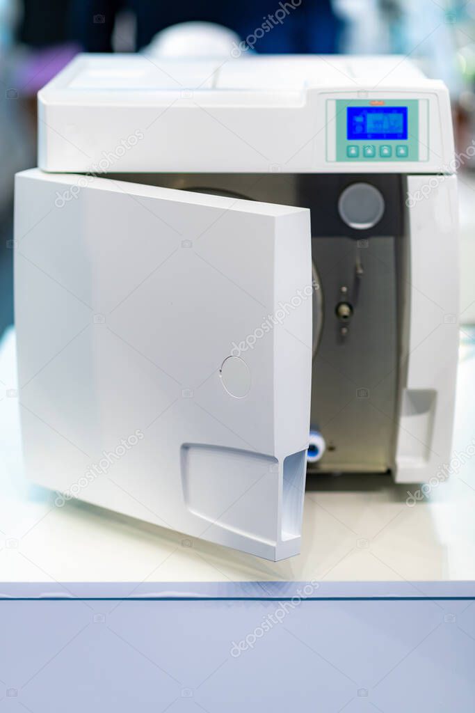 Escritorio de esterilización con autoclave en clínica dental. Esterilización de instrumentos de ...