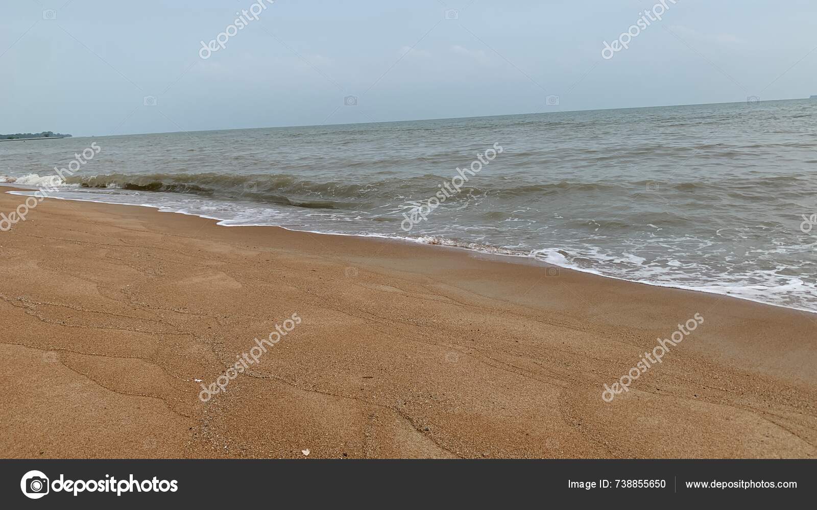 Beach Narrow Gently Sloping Strip Land Lies Edge Ocean Lake — Stock ...