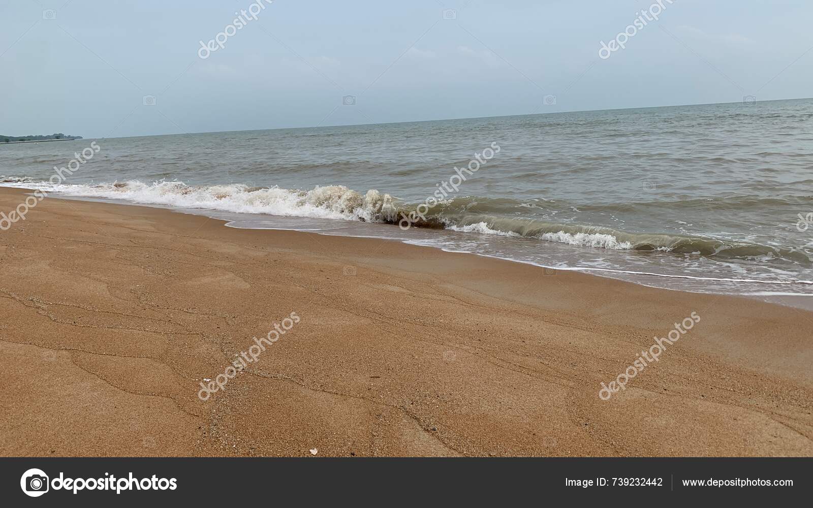 Beach Narrow Gently Sloping Strip Land Lies Edge Ocean Lake — Stock ...