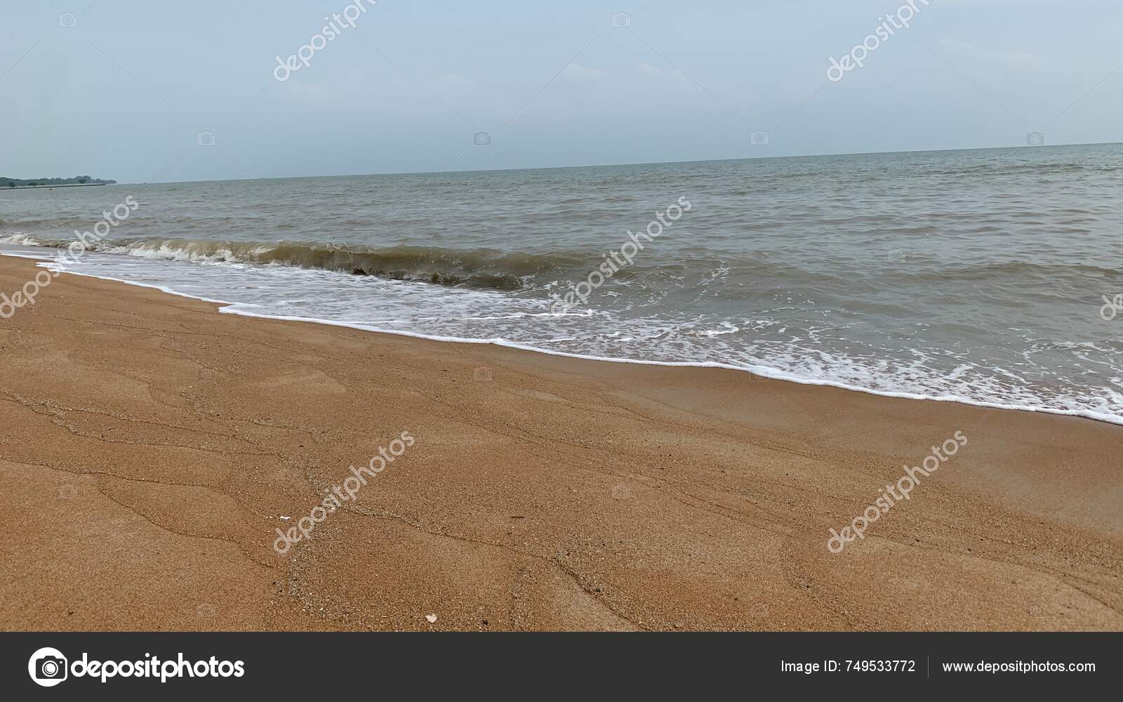 Beach Narrow Gently Sloping Strip Land Lies Edge Ocean Lake — Stock ...