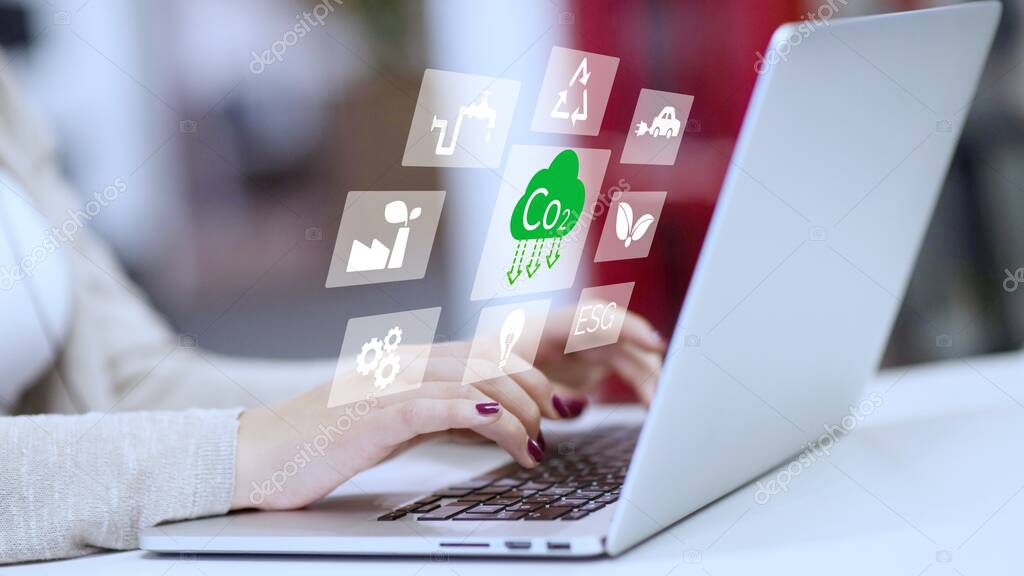 Persona que utiliza el ordenador portátil para la tecnología de trabajo y de negocios Net cero y ...