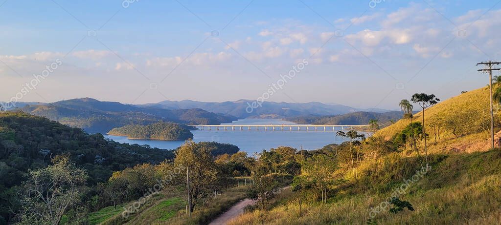 "Lago sereno en las montañas de Brasil: entorno exuberante y tranquilo ...
