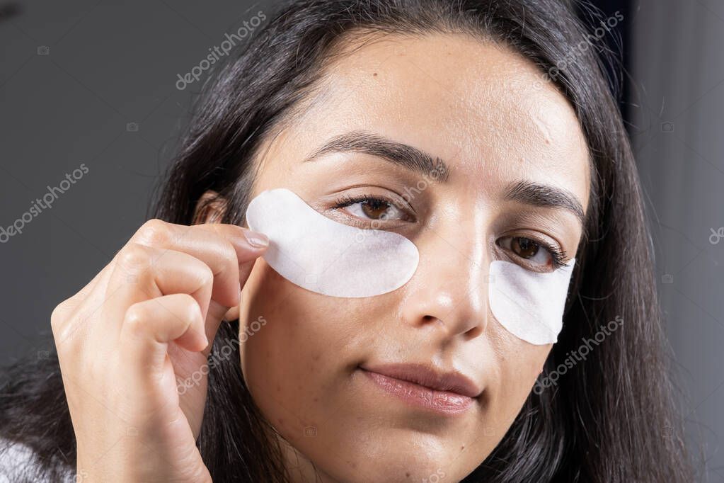 Debajo del parche ocular, cierre sin maquillaje, cara natural usando ...