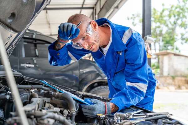 Mechanic checking Stock Photos, Royalty Free Mechanic checking Images ...