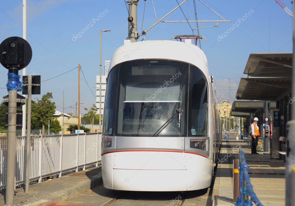 Murciélago Yam, ISRAEL. Diciembre 2022 Dankal metro tranvía. Tren ...
