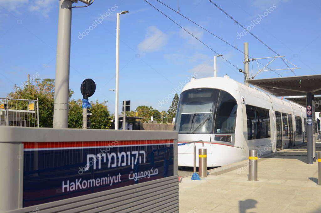Murciélago Yam, ISRAEL. Diciembre 2022 Dankal metro tranvía. Tren ...