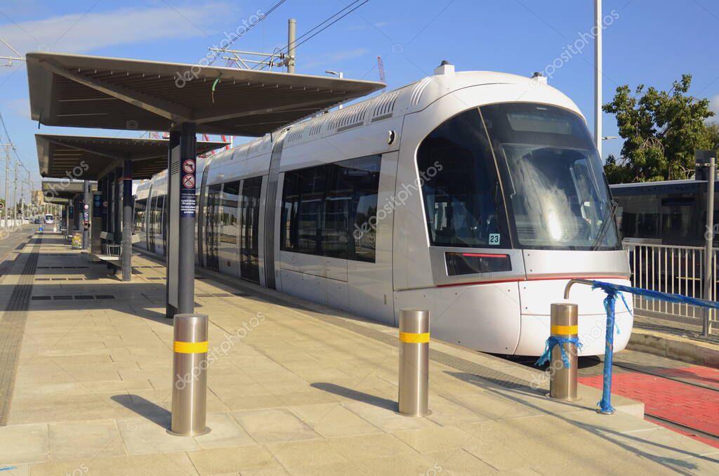 Murciélago Yam, ISRAEL. Diciembre 2022 Dankal metro tranvía. Tren ...