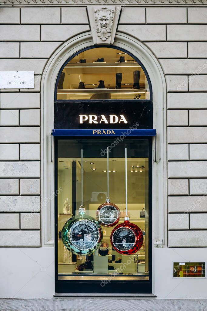 Florencia, Italia - 29 diciembre, 2023: Fachada de la boutique Prada en ...