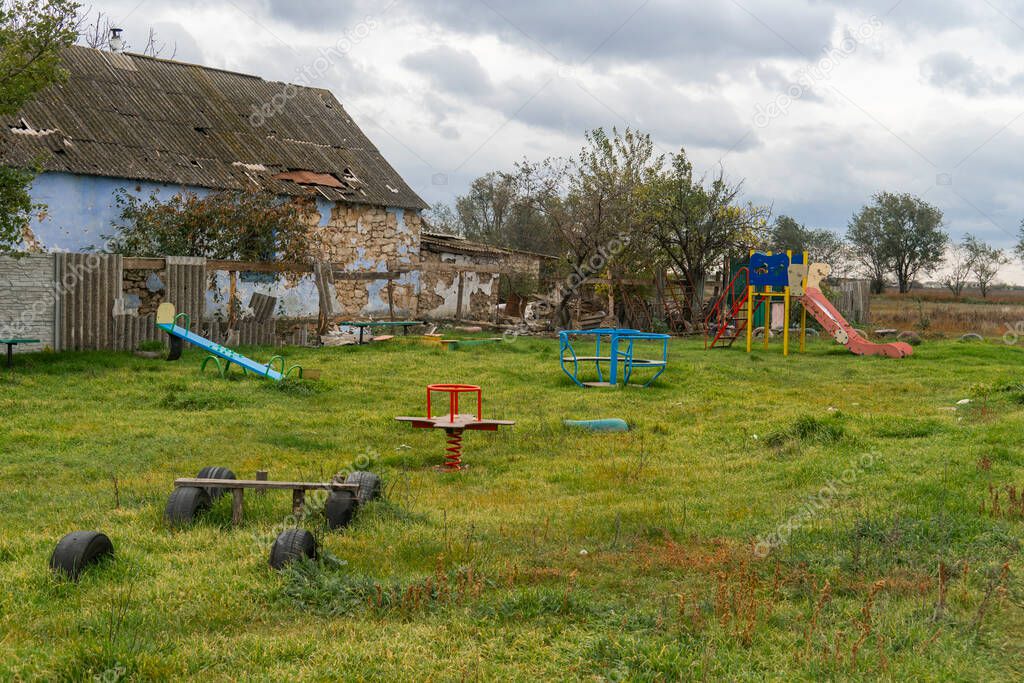 Guerra en Ucrania. 2022 Invasión rusa de Ucrania. En el campo. Patio ...