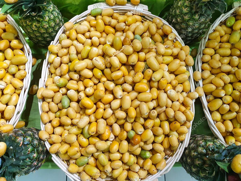 dátiles crudos amarillos frescos en paquete en el supermercado, fruta ...