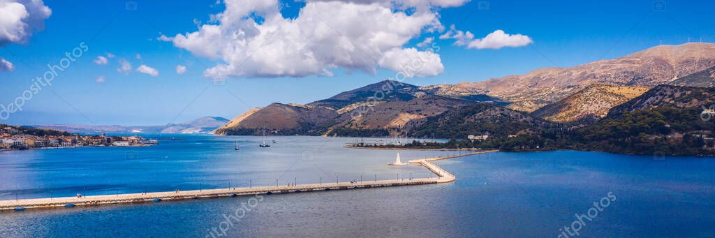 Vista aérea del puente De Bosset en la ciudad de Argostoli en la isla ...