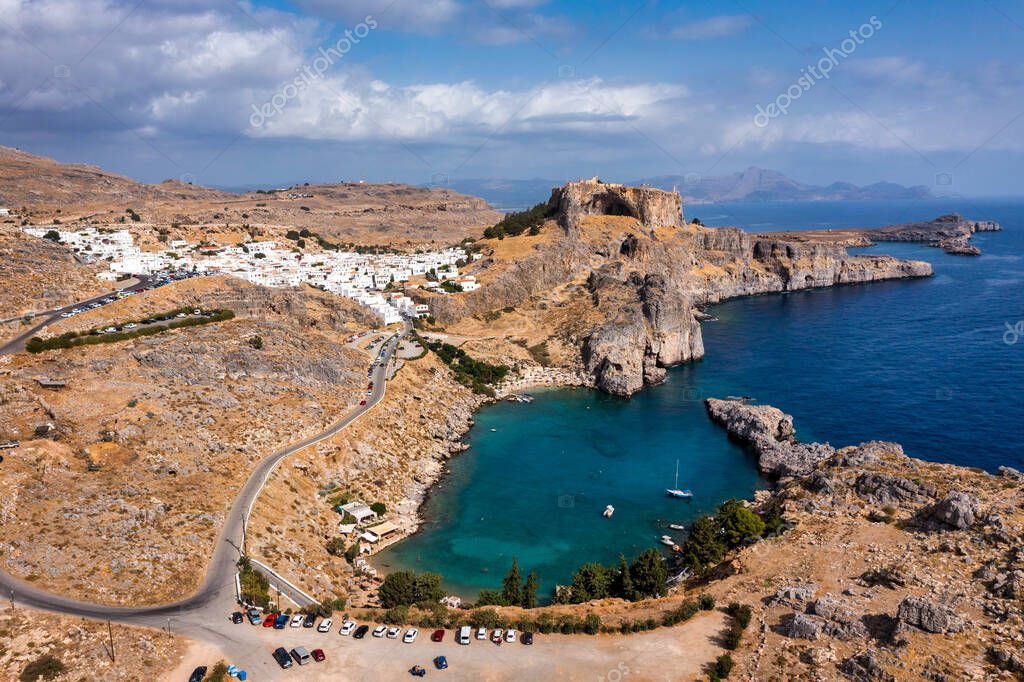 Vista aérea de la bahía de San Pablo en Lindos, isla de Rodas, Grecia ...