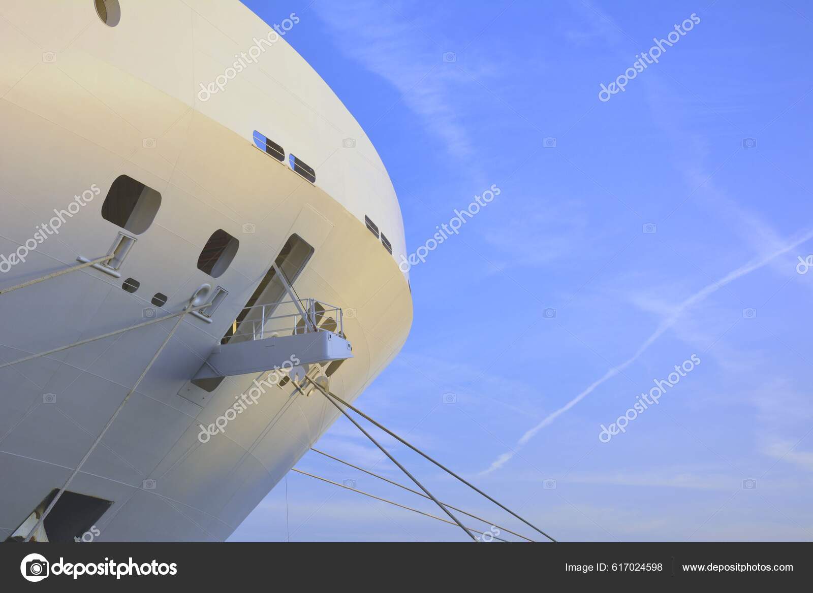 Low Angle Shot Brim Large Cruise Ship — Stock Editorial Photo ...