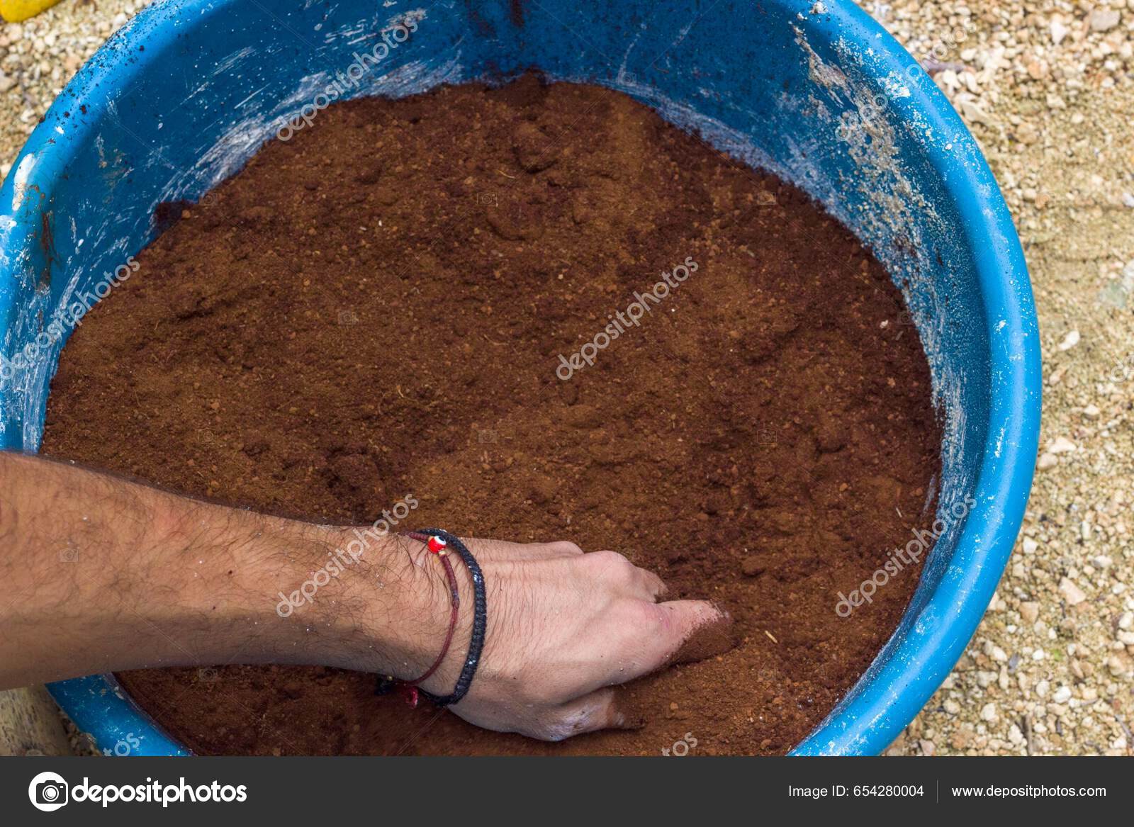 Una Mano Acaparando Tierra Contenedor Azul: fotografía de stock ...