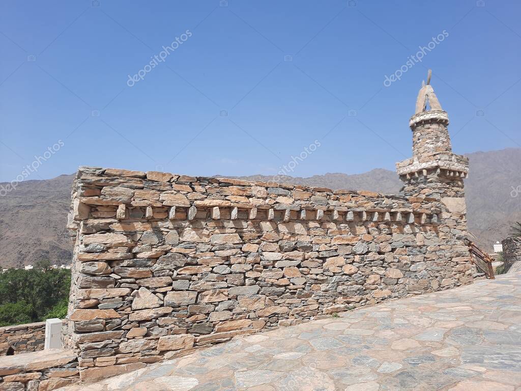 Hermosa vista diurna de las ruinas históricas de Thee Ain (Zee Ain o ...