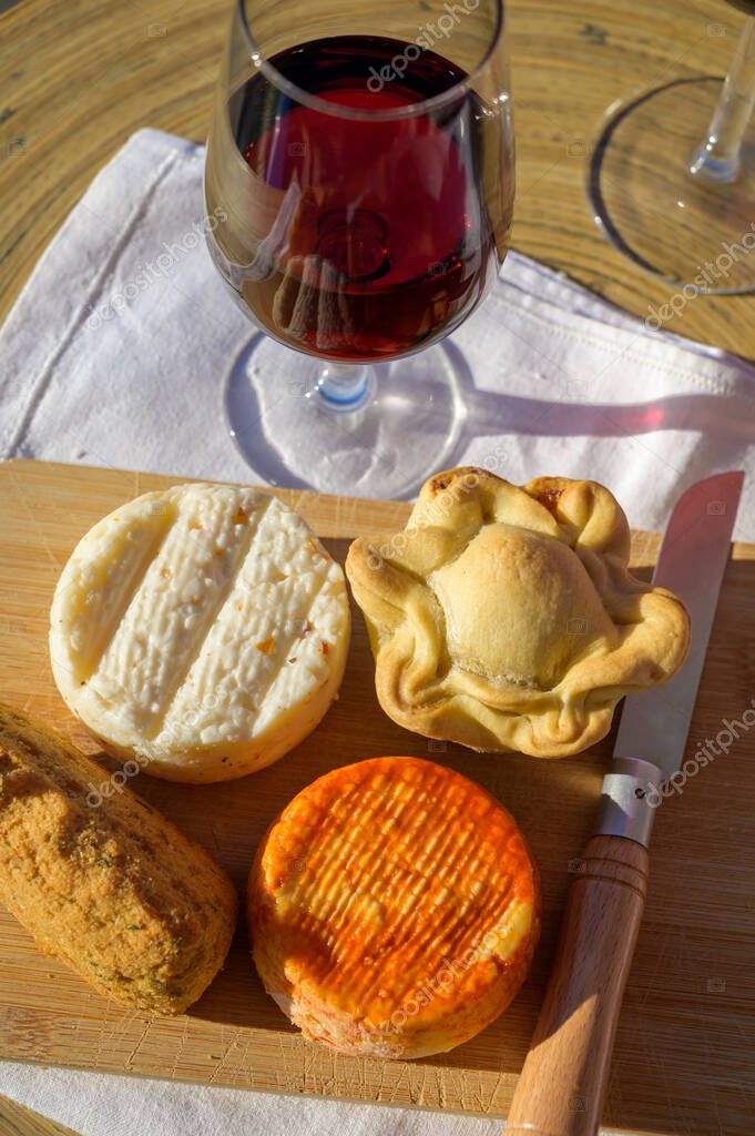 Comida y bebida portuguesa, copa de vino de Oporto, croqueta de bacalao ...