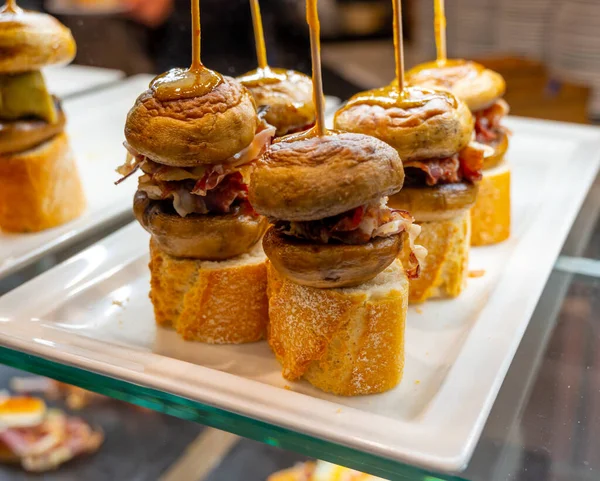 Snack típico del País Vasco, pinchos o pinchos pinchos con pequeños ...