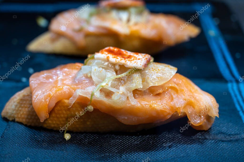 Típico nack de País Vasco, pinchos o pinxtos, pequeño trozo de pan con ...