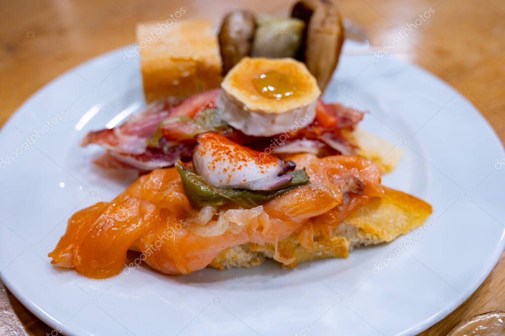 Mesa con aperitivos típicos del País Vasco, pinchos o pinxtos, pinchos ...