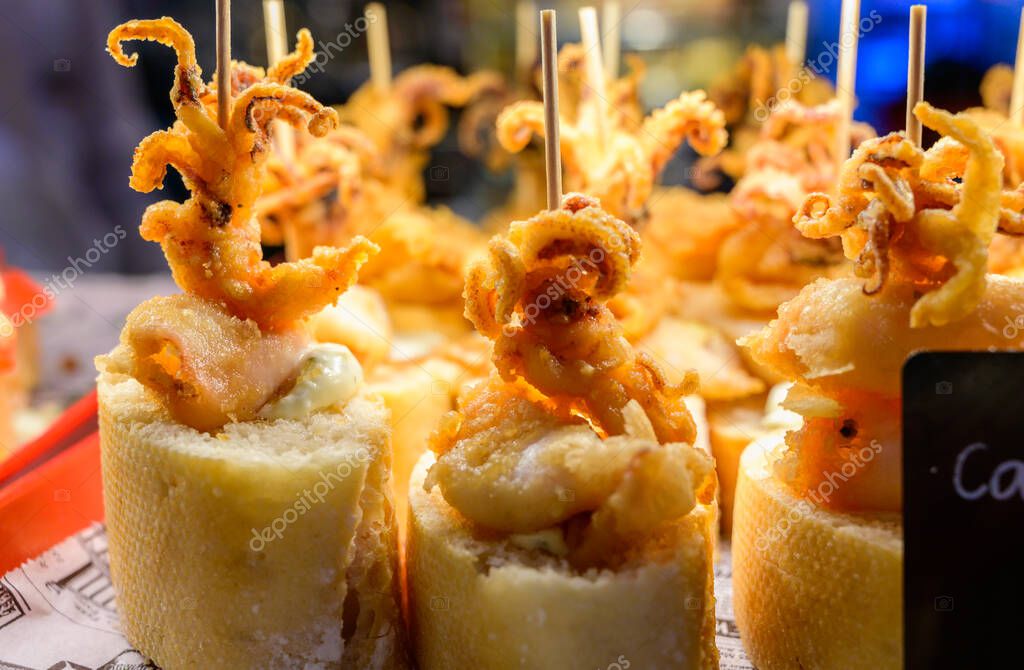 Snack típico del País Vasco, pinchos o pinchos pinchos con pequeños ...