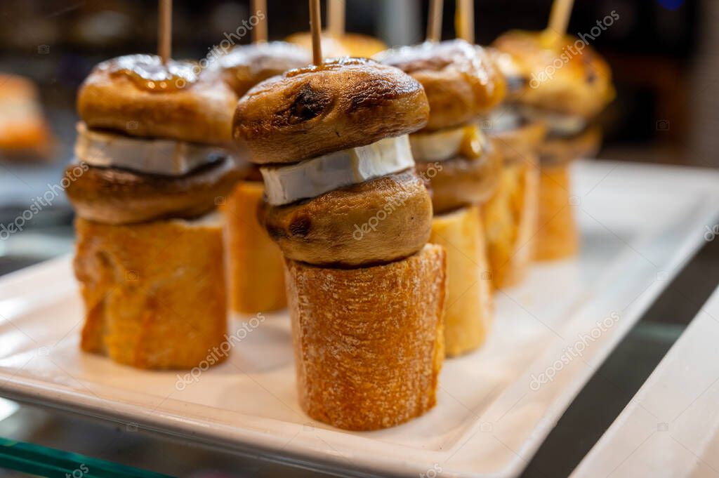 Snack típico del País Vasco, pinchos o pinchos pinchos con pequeños ...