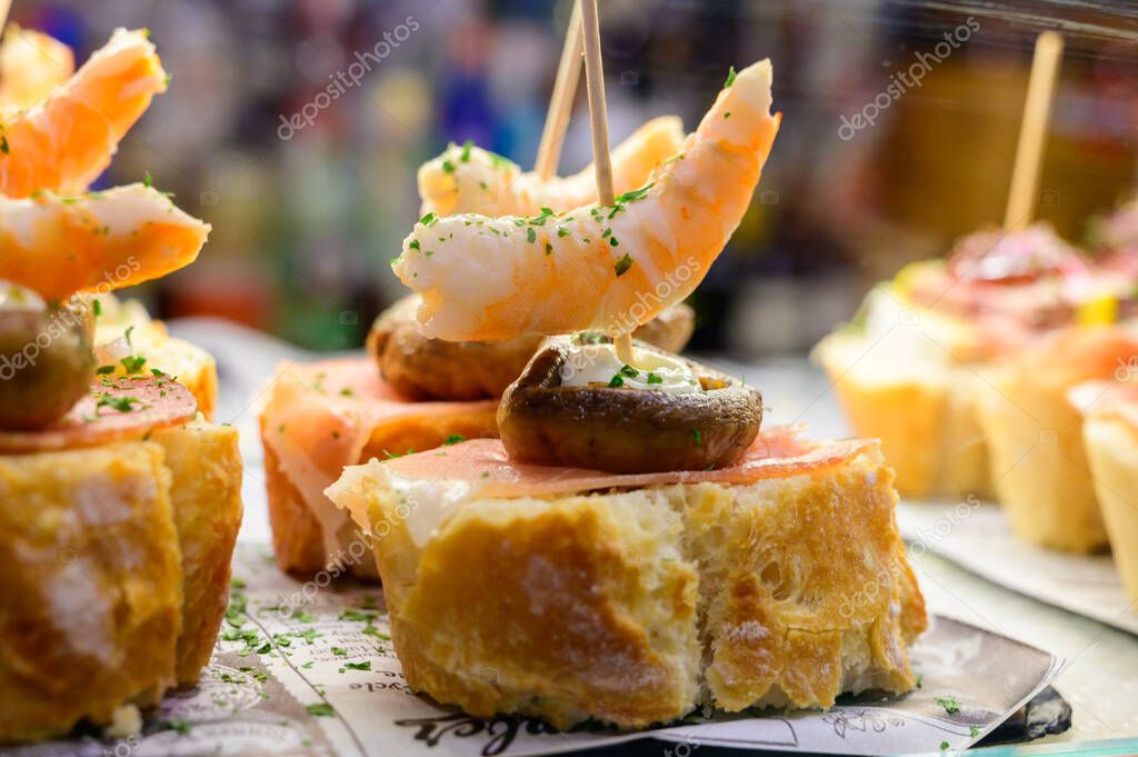 Tabla blanca con meriendas típicas del País Vasco, pinchos o pinchos ...