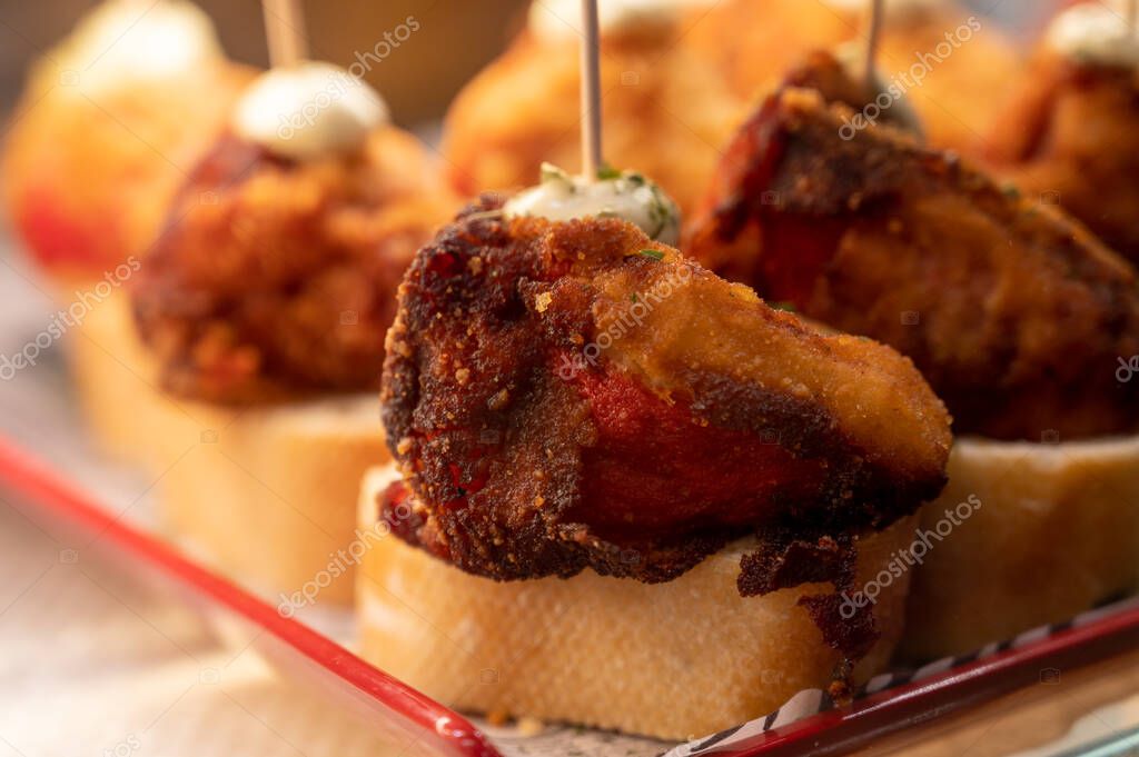 Snack típico del País Vasco, pinchos o pinchos pinchos con pequeños ...