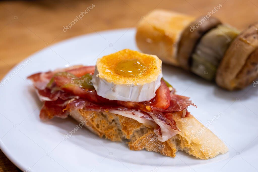 Mesa con aperitivos típicos del País Vasco, pinchos o pinxtos, pinchos ...
