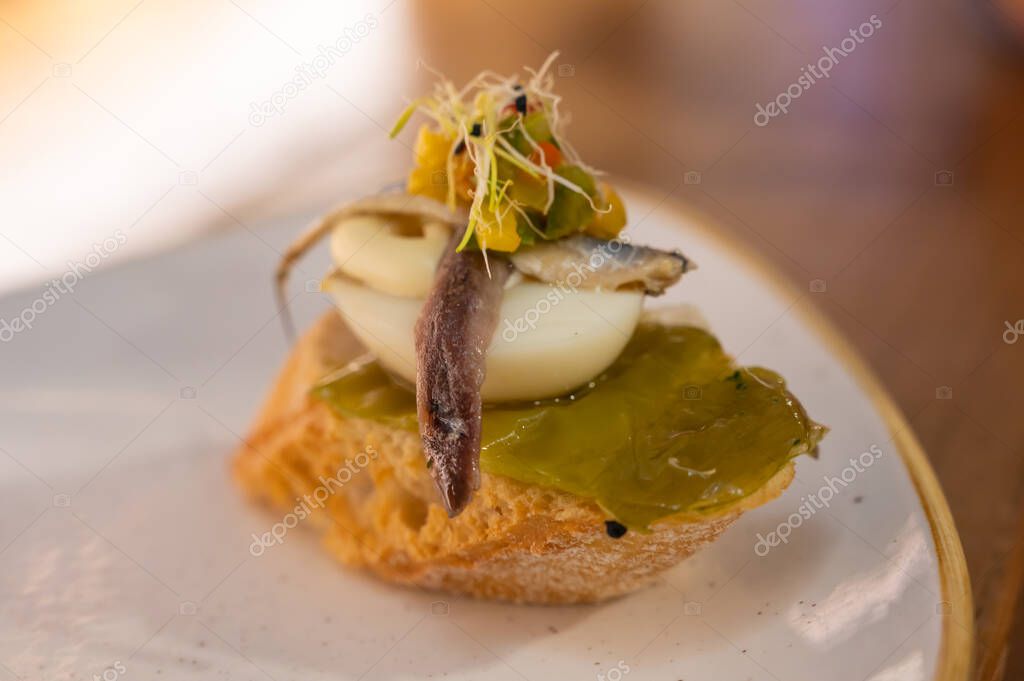 Mesa con snack típico del País Vasco, pinchos o pinchos pinchos con ...