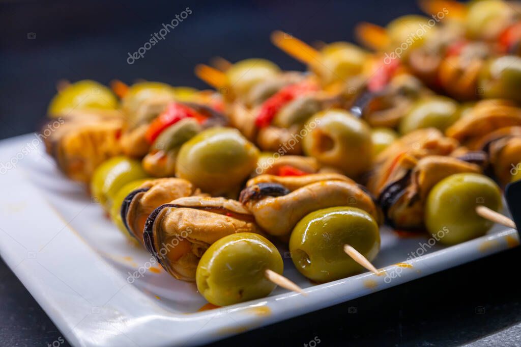 Snack típico del País Vasco, pinchos o pinchos pinchos con pequeños ...