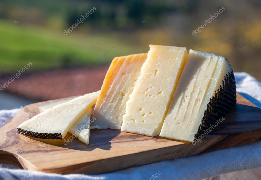 Surtido de quesos duros espa oles, curados, manchegos, caprinos y ovinos servidos al aire libre ...