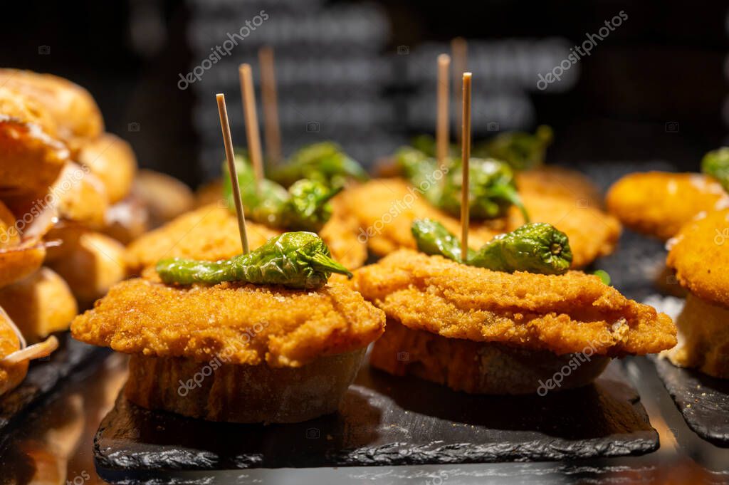 Snack típico del País Vasco, pinchos o pinchos pinchos con pequeños ...