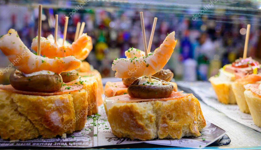 Tabla blanca con meriendas típicas del País Vasco, pinchos o pinchos ...