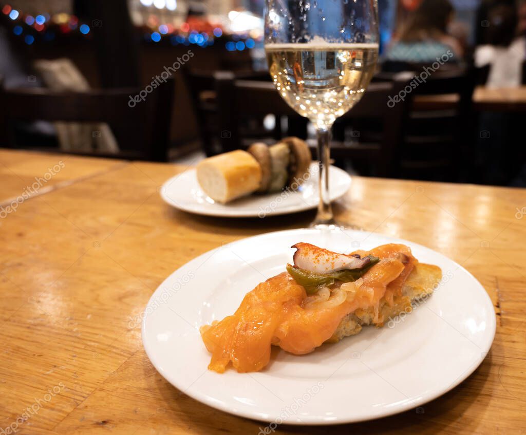 Tabla con aperitivos típicos del País Vasco, pinchos o pinxtos, pinchos ...