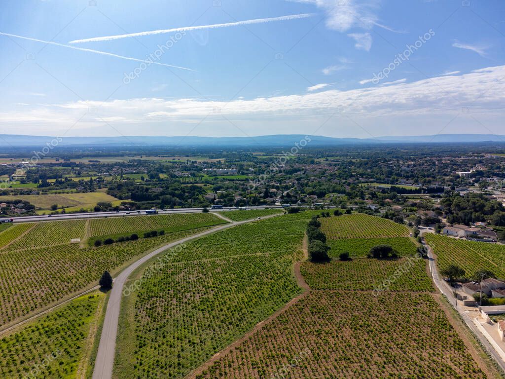 Viñedos de Chateauneuf du Pape appelation con uvas que crecen en suelos ...