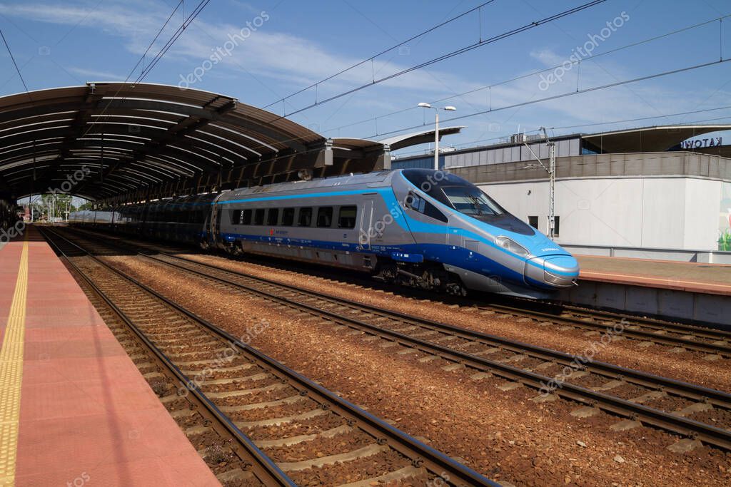 Katowice, Polonia - 22 de julio de 2022: Tren premium express Pendolino ...