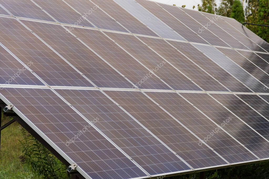 Los paneles solares de la azotea capturan la luz solar, convirtiéndola en electricidad limpia ...