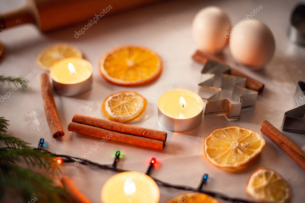 Bodegón de huevos, naranja seca, canela y diferentes decoraciones ...