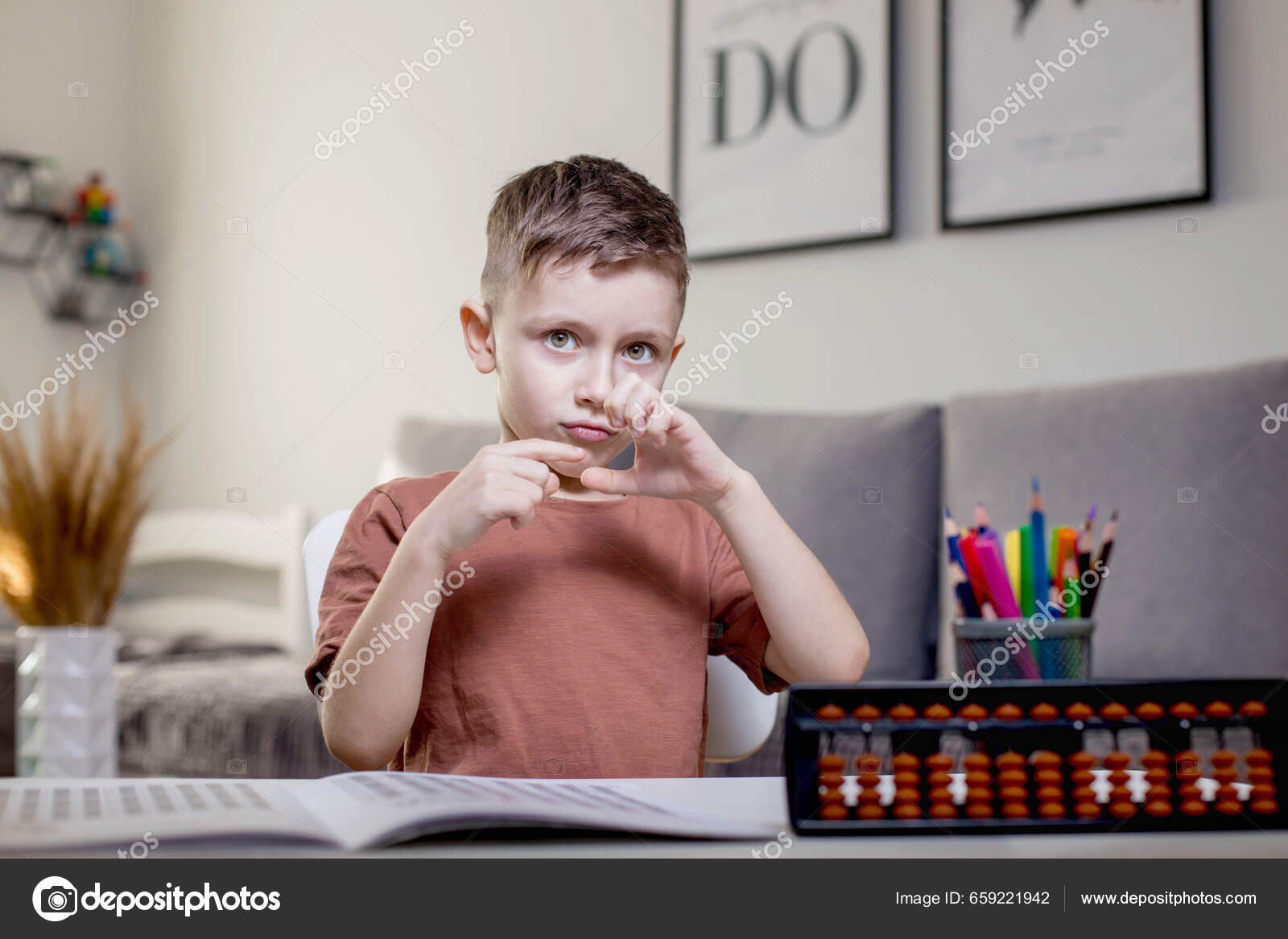 Pouco Pré Escolar Contando Grandes Números Seus Dedos Usando Aritmética ...