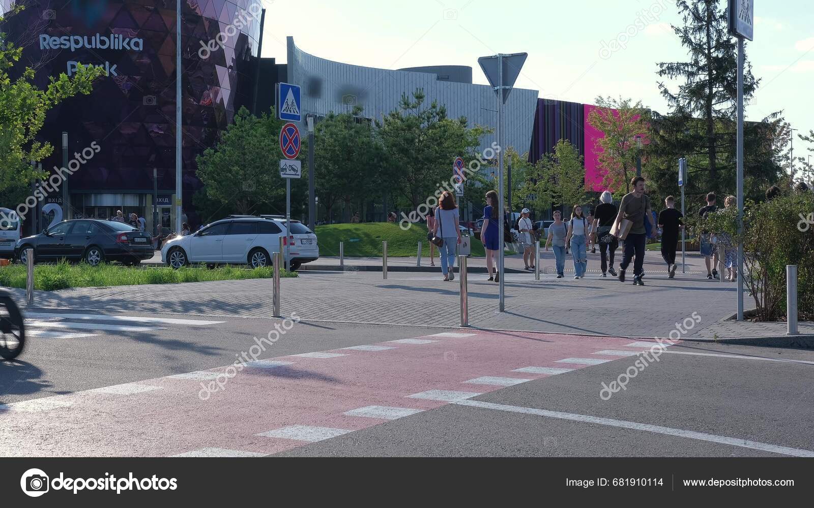 Kyiv Ukraine October 2023 Timelapse People Crossing Crosswalk Shopping ...