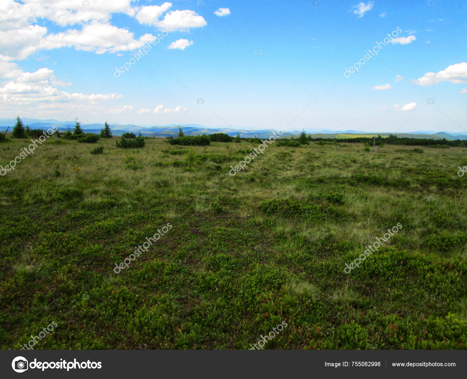 Beautiful Mountain Plateau Green Grass Distant Hills — Stock Photo ...