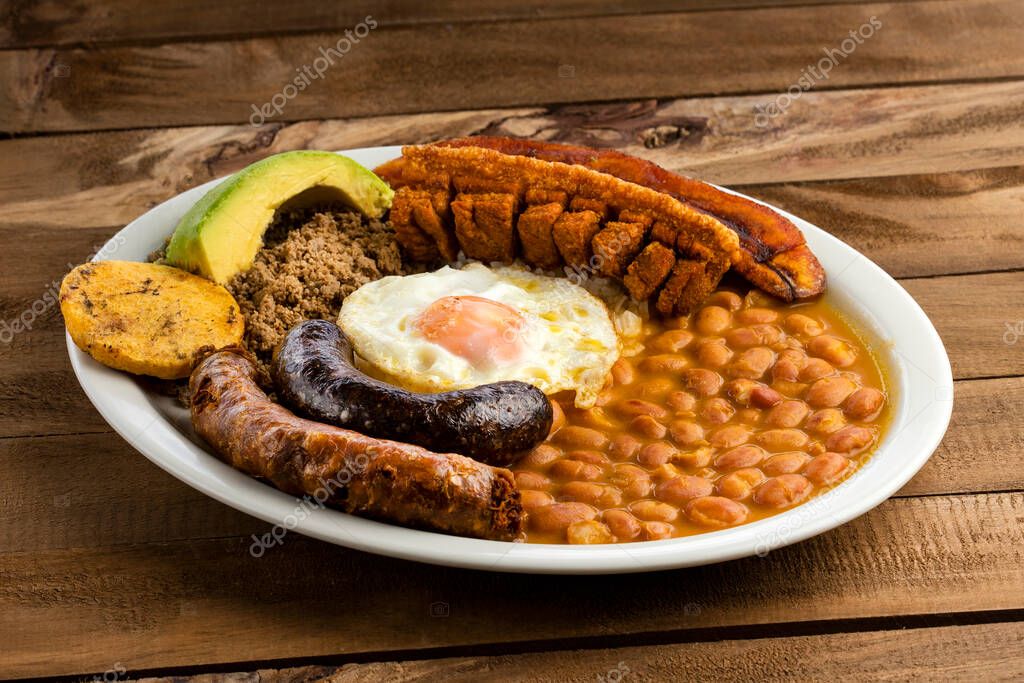Bandeja paisa, plato principal típico colombiano - Gastronomía de ...