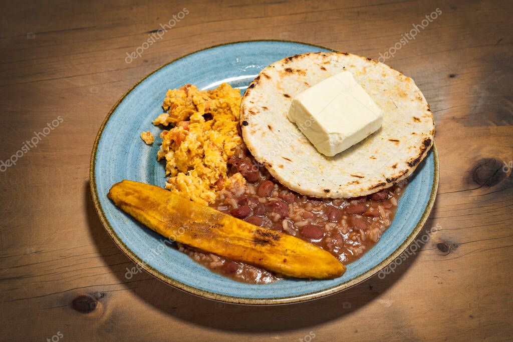 Calentado con frijoles, huevo, arepa, queso y plátano frito - desayuno ...