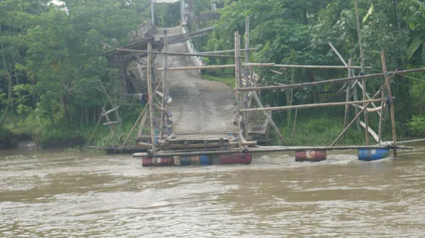 Muelle del río hecho de bambú, Kediri, Java Oriental, Indonesia, 9 de ...