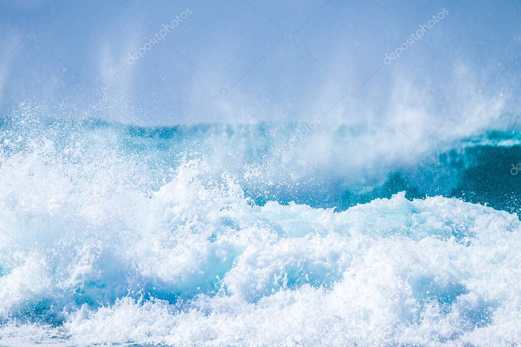 primer plano de hermosas y grandes olas azules y verdes rompiendo ...