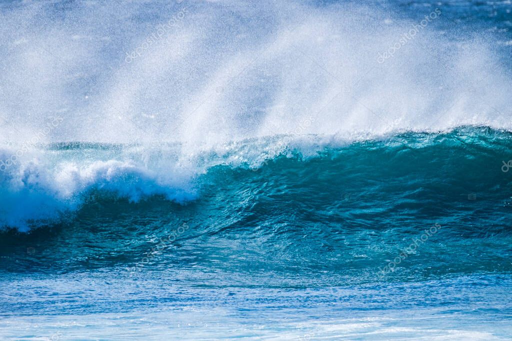 primer plano de hermosas y grandes olas azules y verdes rompiendo ...