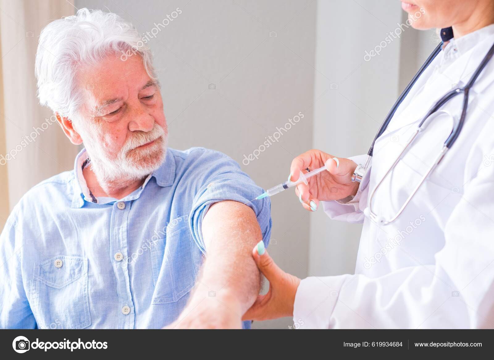 Médico Femenino Haciendo Inyección Usando Jeringa Paciente Masculino ...